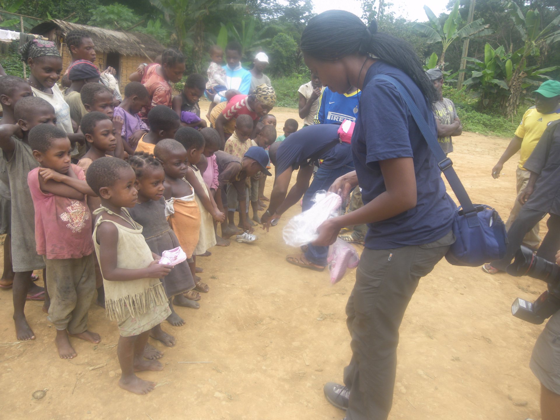 Build Africa Cameroun » Les Baka reçoivent des touristes