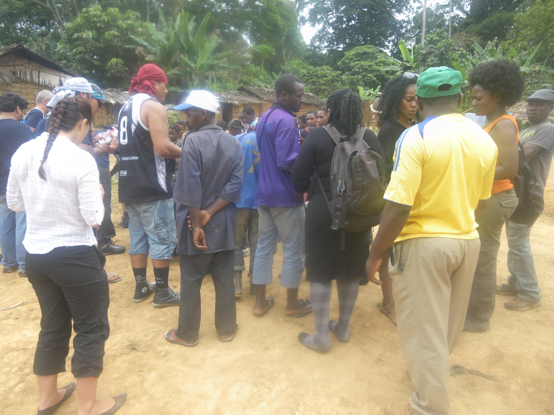 Build Africa Cameroun » Les Baka reçoivent des touristes